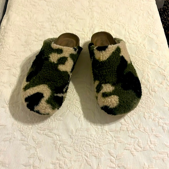 Outwoods | Shoes | Outwoods Sherpa Clogs Molded Footbed Size 9 | Poshmark